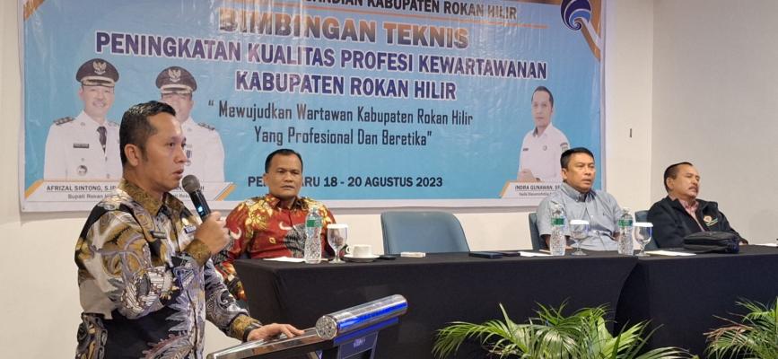 Tingkatkan Kualitas Profesi Kewartawanan, Kadis Kominfotiks Rohil Buka ...